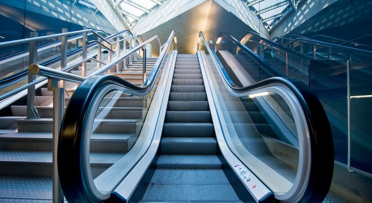 I componenti di una scala mobile sottoposti a manutenzione ordinaria ...